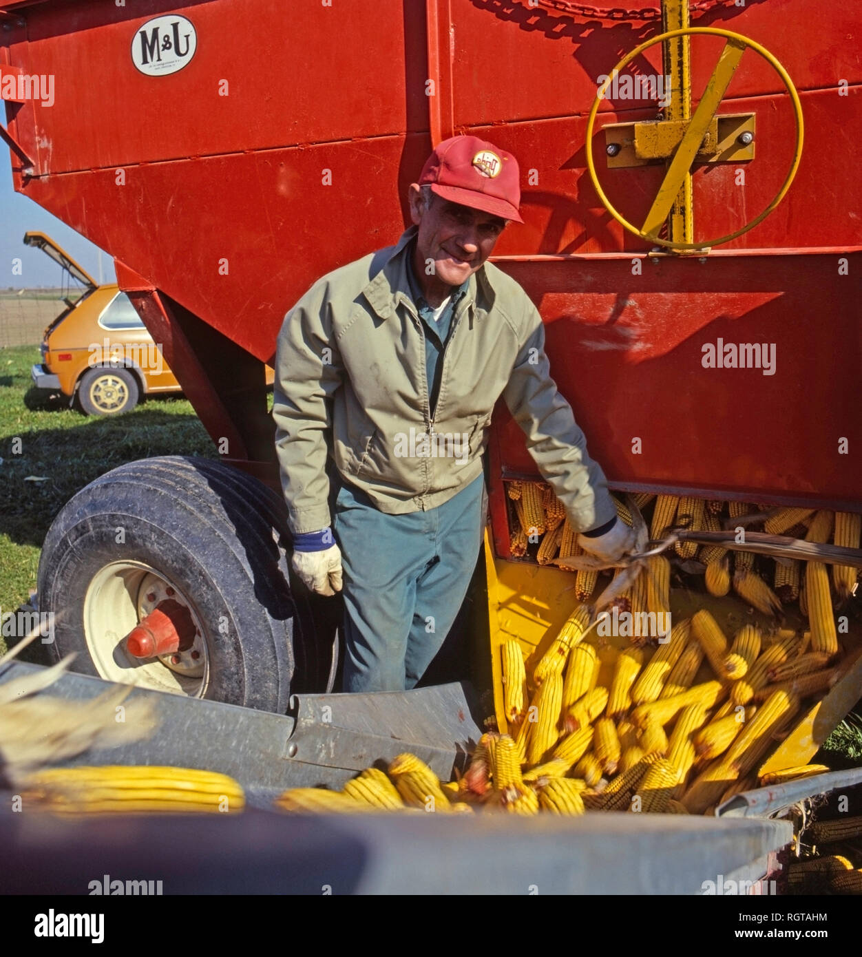 Farmer harvesting corn ontario hi-res stock photography and images - Alamy