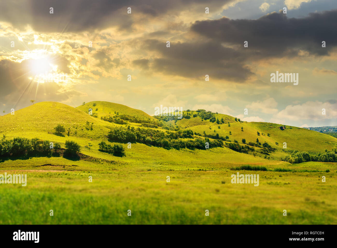 Hill blur background hi-res stock photography and images - Alamy