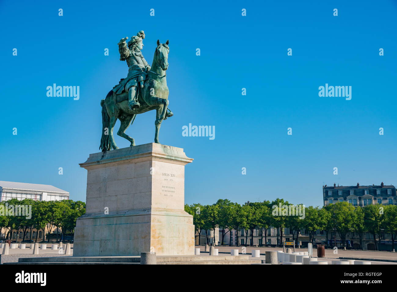 Statue of louis xiv at the palace of versailles hi-res stock ...