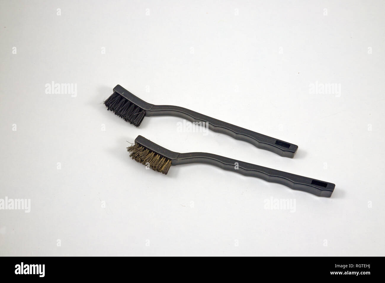 Small wire brushes with bristles used for cleaning, rust removal, etc ...