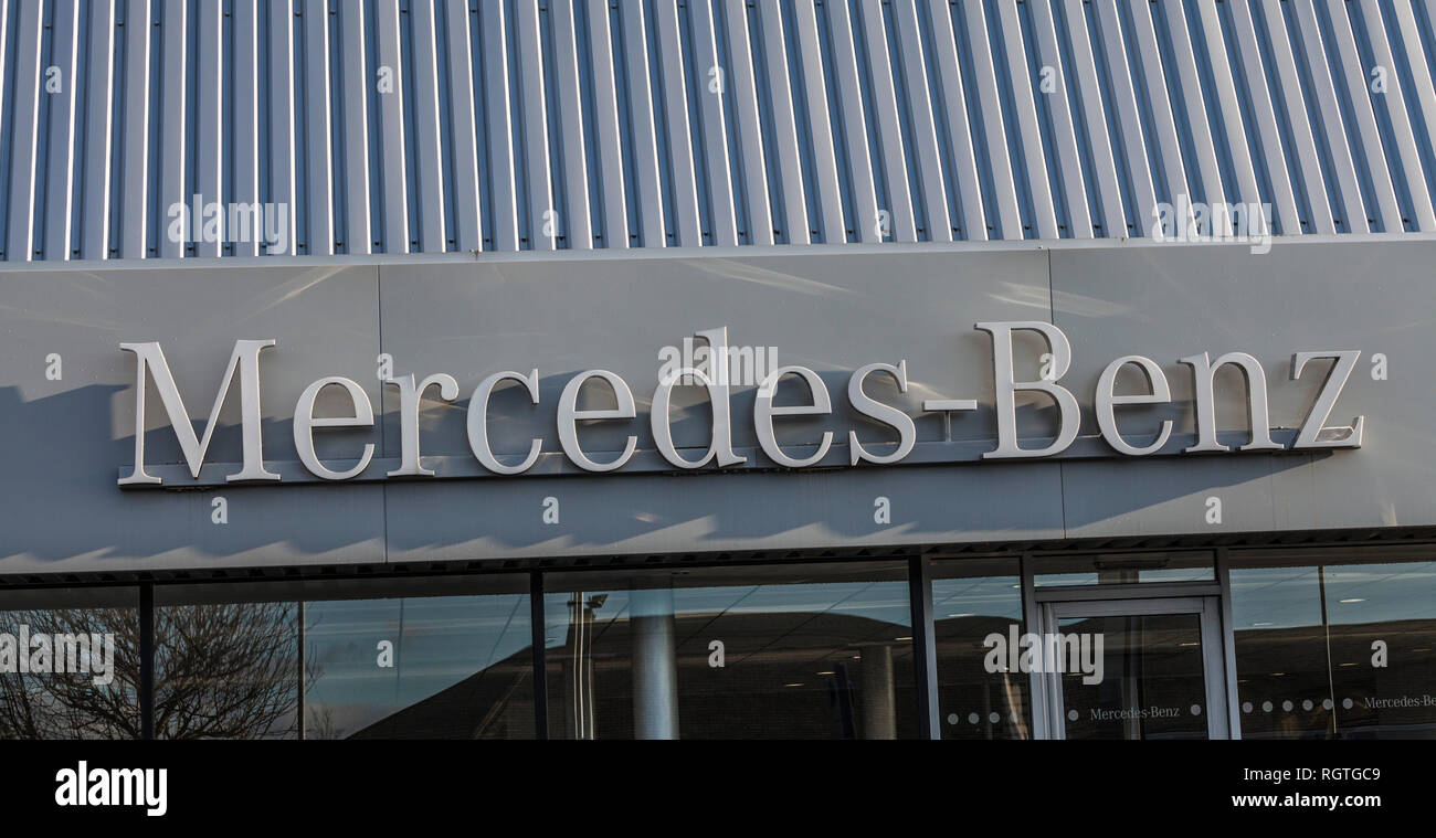 Mercedes benz sign hi-res stock photography and images - Alamy