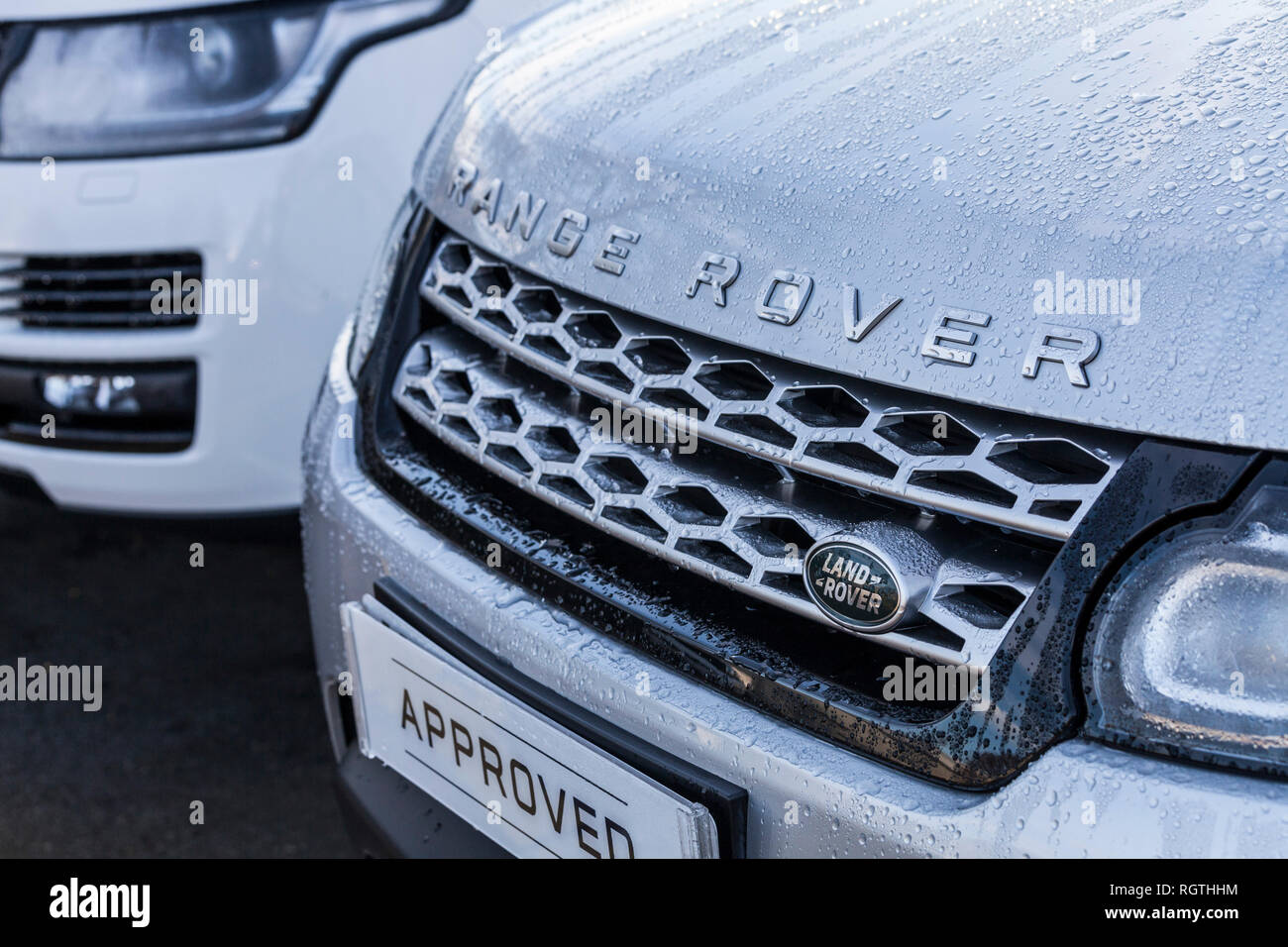 Silver range rover hi-res stock photography and images - Alamy