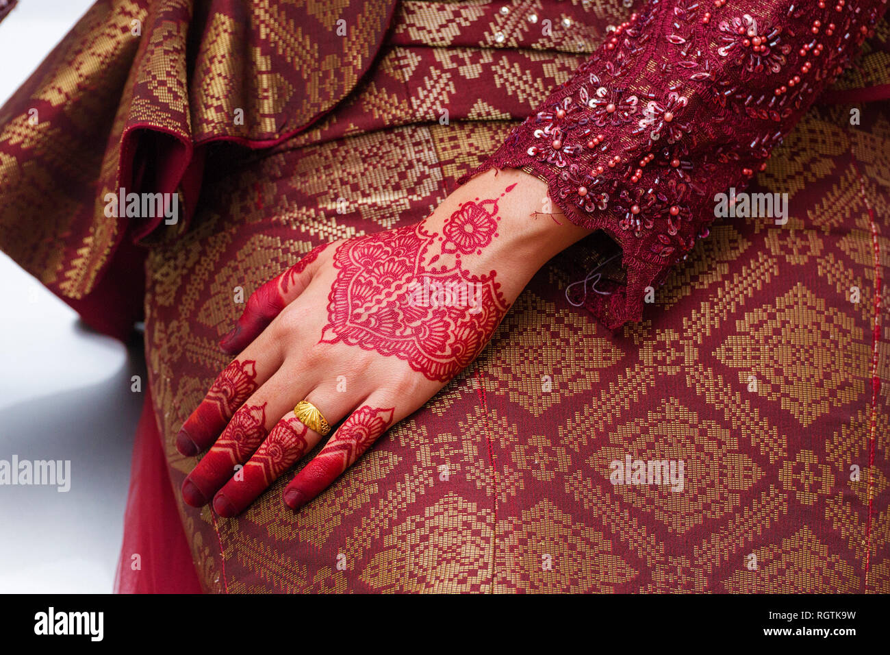 Muslim wedding hands hi-res stock photography and images - Alamy