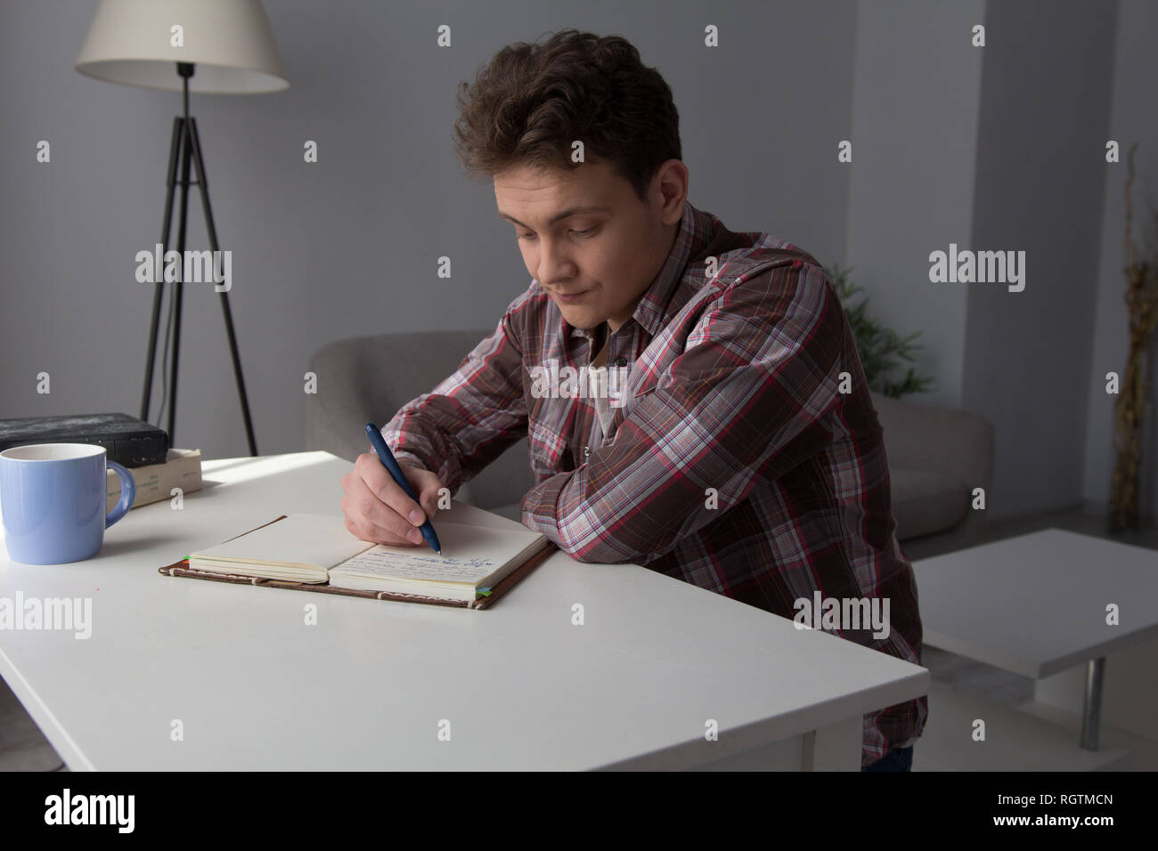 College teen studying hi-res stock photography and images - Alamy