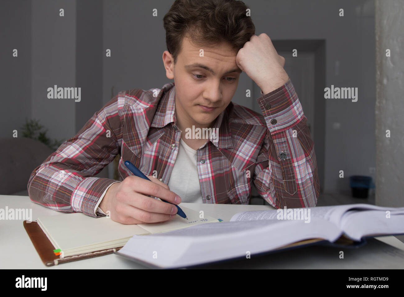 Teen writing home desk hi-res stock photography and images - Alamy