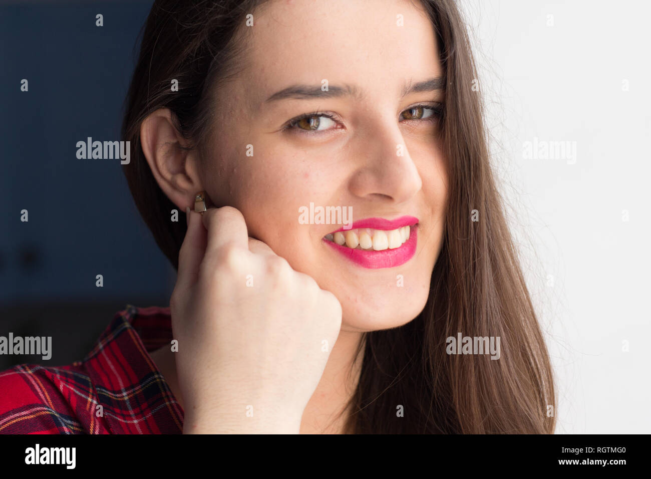 Pretty girl smiling hi-res stock photography and images - Alamy