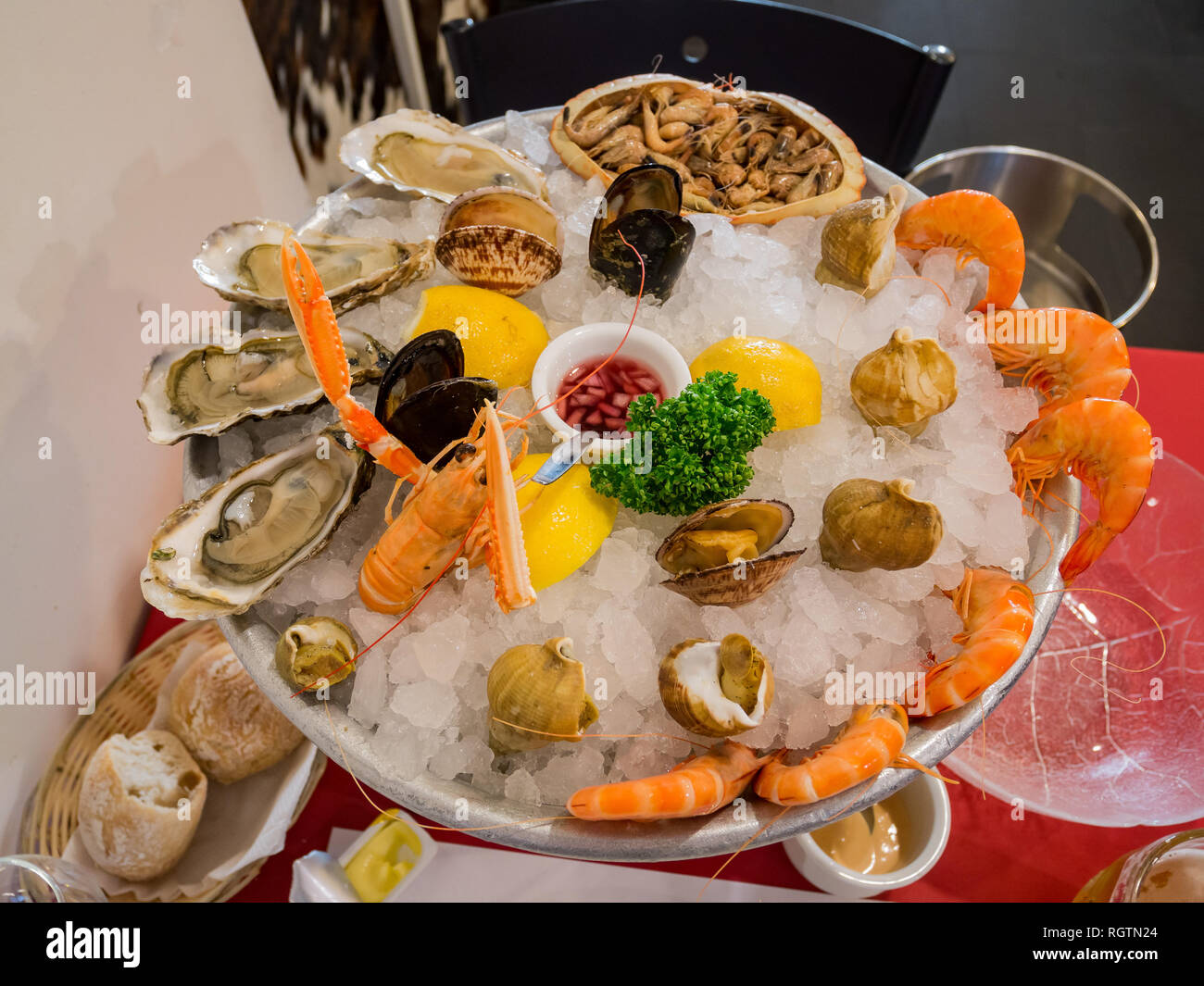 Snails sea food hi-res stock photography and images - Alamy