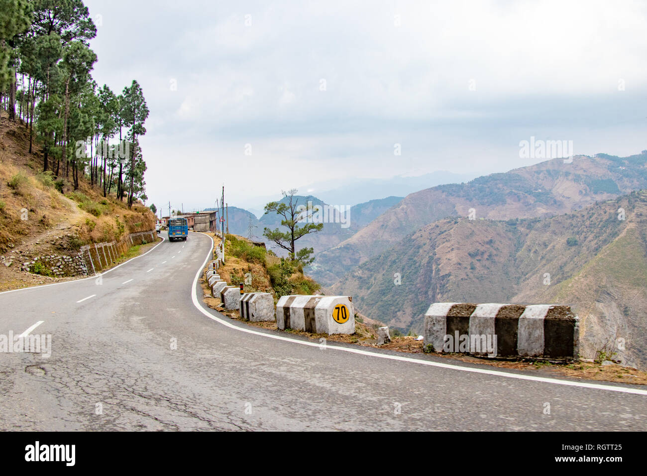 Scenic road through the valley of banikhet dalhousie himachal pradesh ...