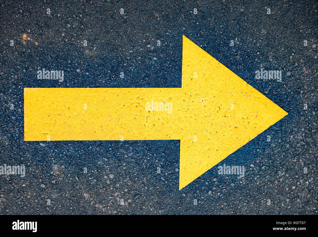 Yellow arrow symbol road arrow symbol hi-res stock photography and ...