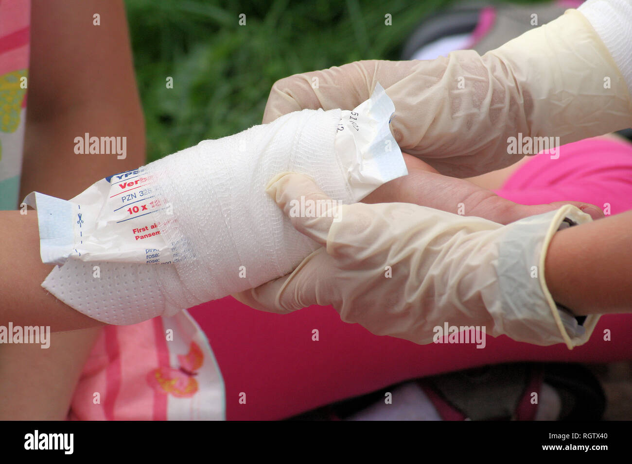 Apply pressure wound hi-res stock photography and images - Alamy