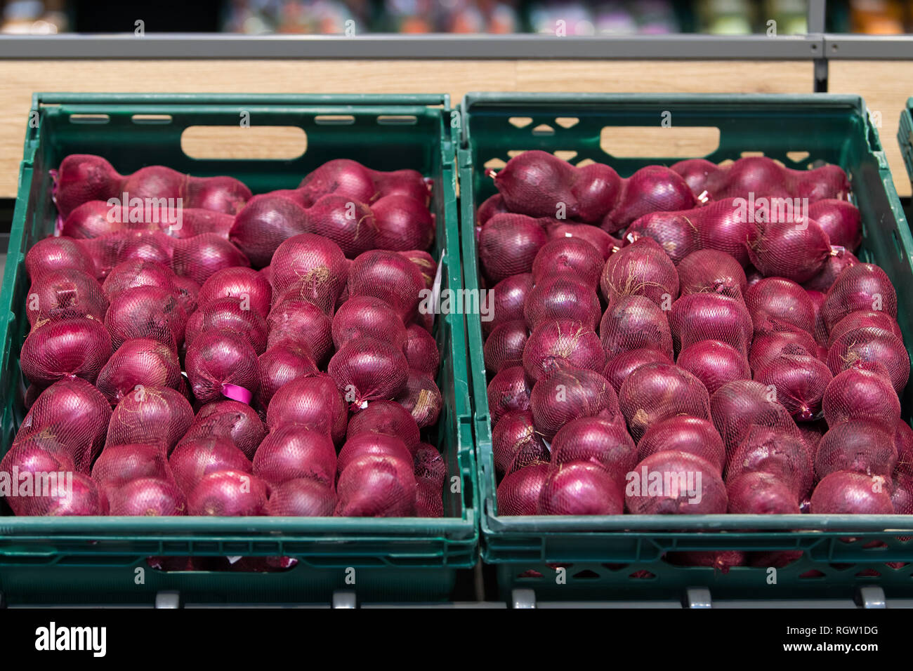 Red onions in net hi-res stock photography and images - Alamy