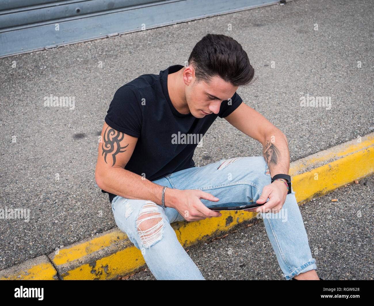 Man sitting on sidewalk curb hi-res stock photography and images - Alamy