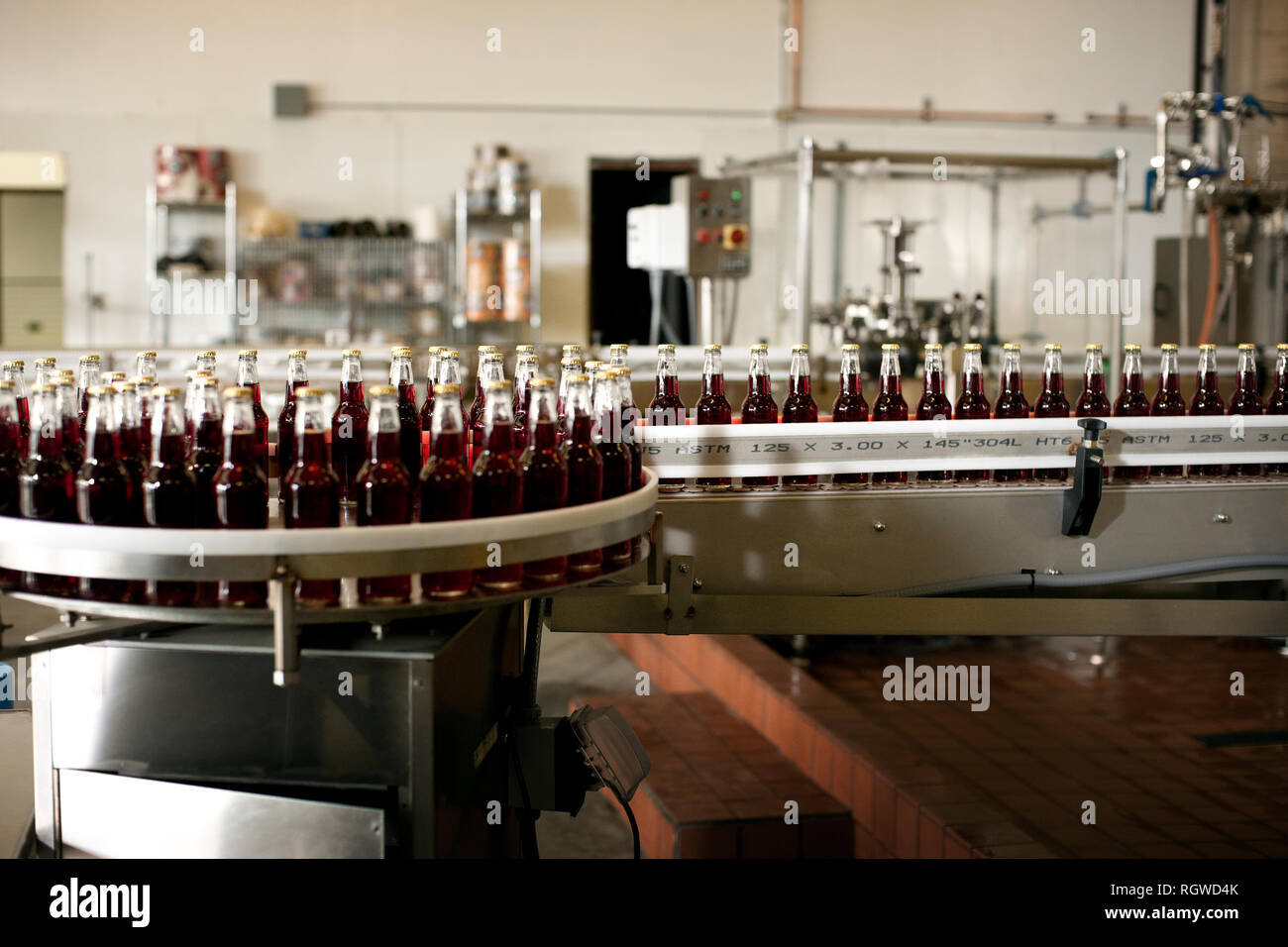 Group of bottles o a production line in a factory Stock Photo - Alamy