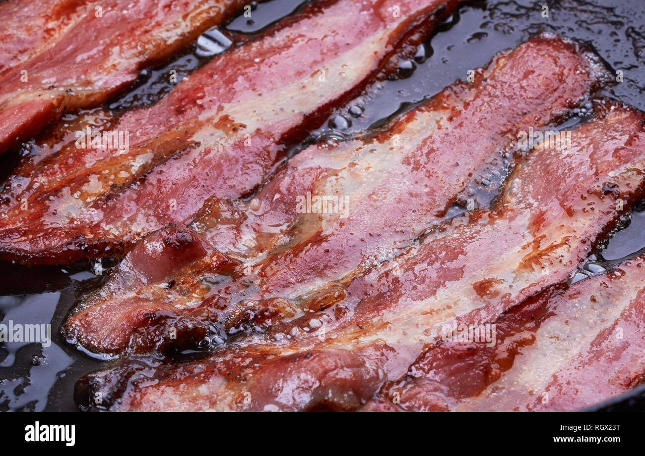 Frying streaky bacon hi-res stock photography and images - Alamy