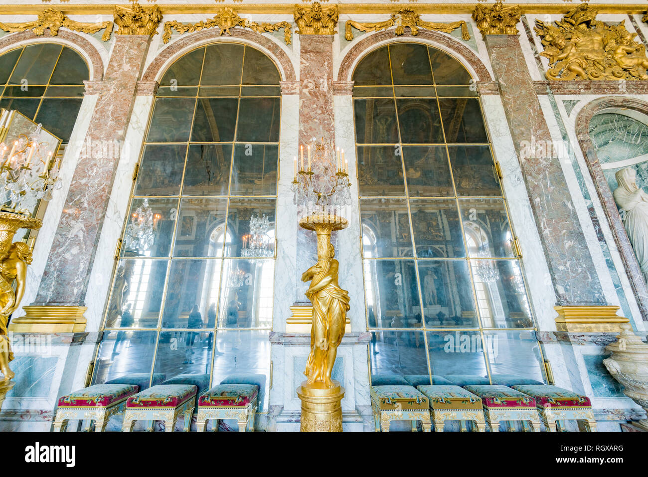Versailles hall of mirrors painting hi-res stock photography and images ...