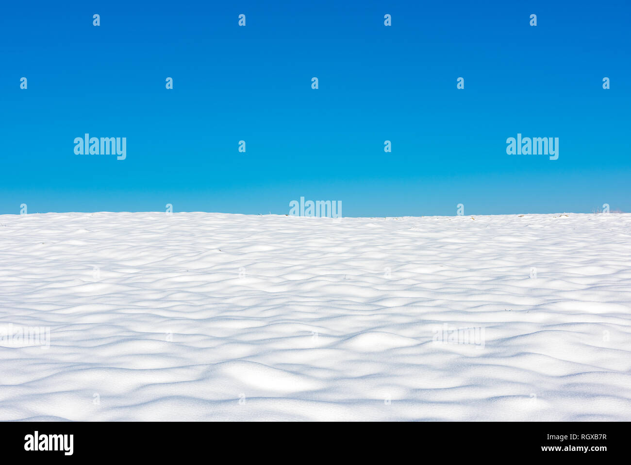 Snow covered field horizon line hi-res stock photography and images - Alamy