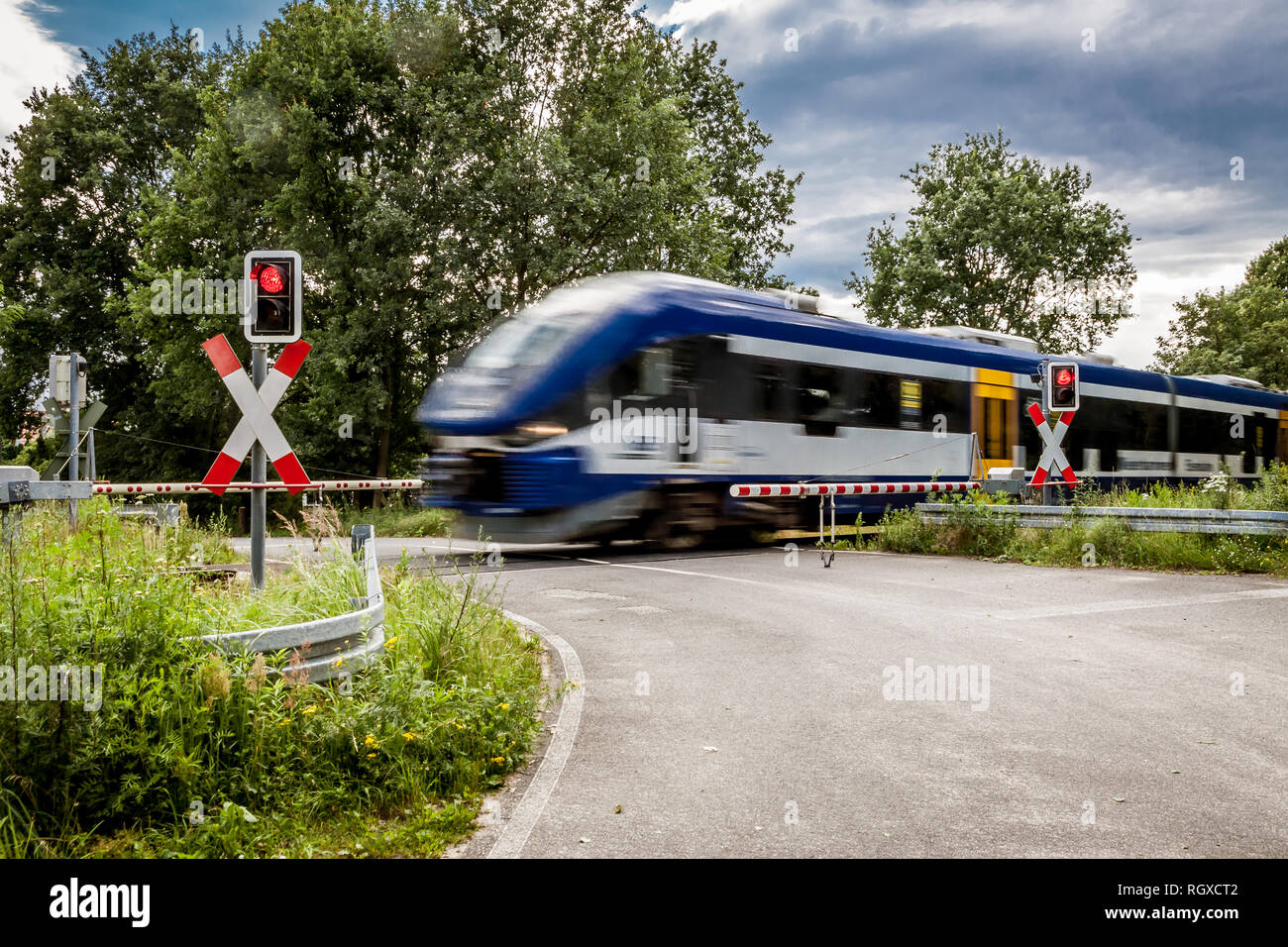 Rail crossing cross signal hi-res stock photography and images - Alamy