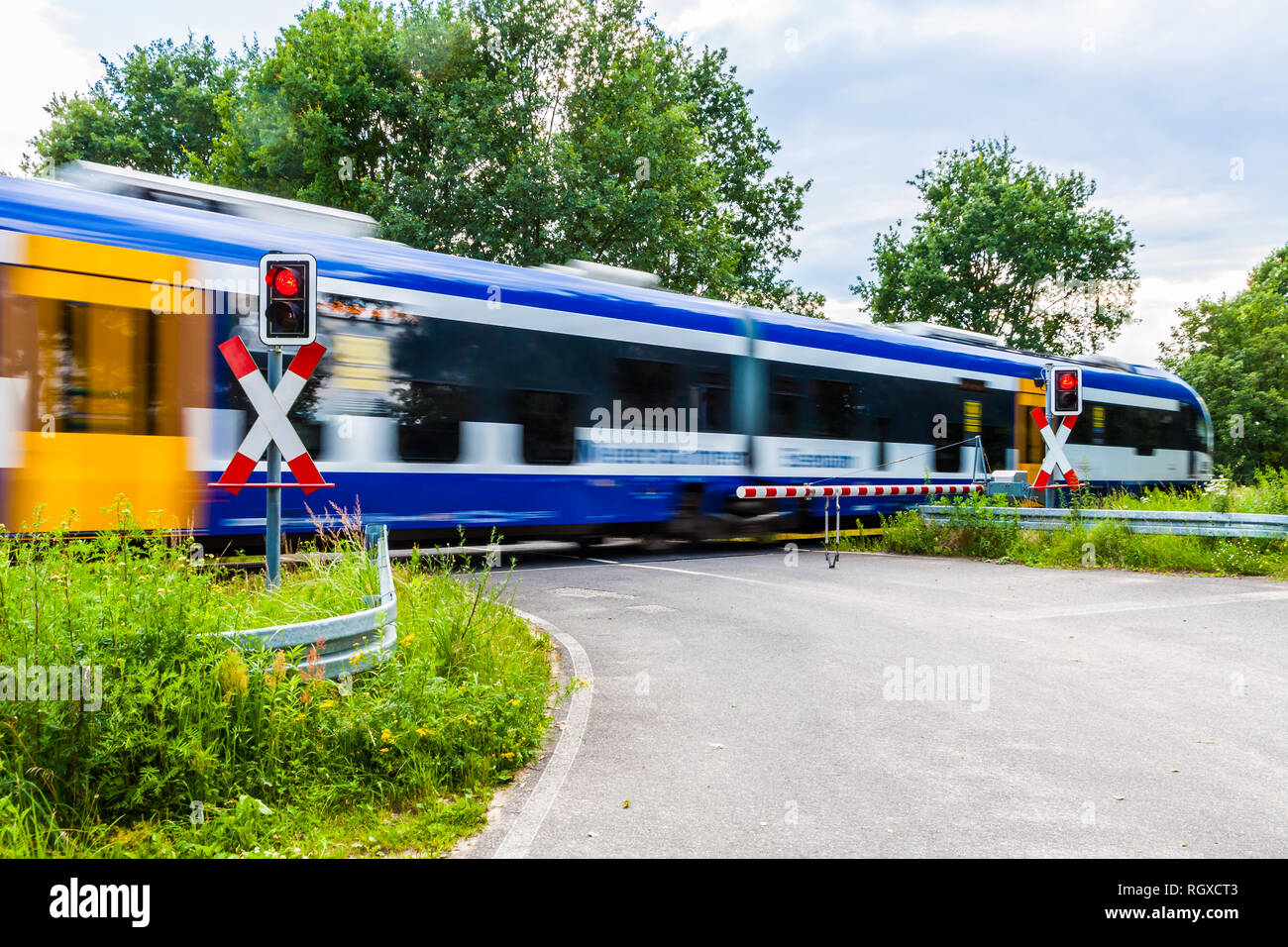 Rail crossing cross signal hi-res stock photography and images - Alamy