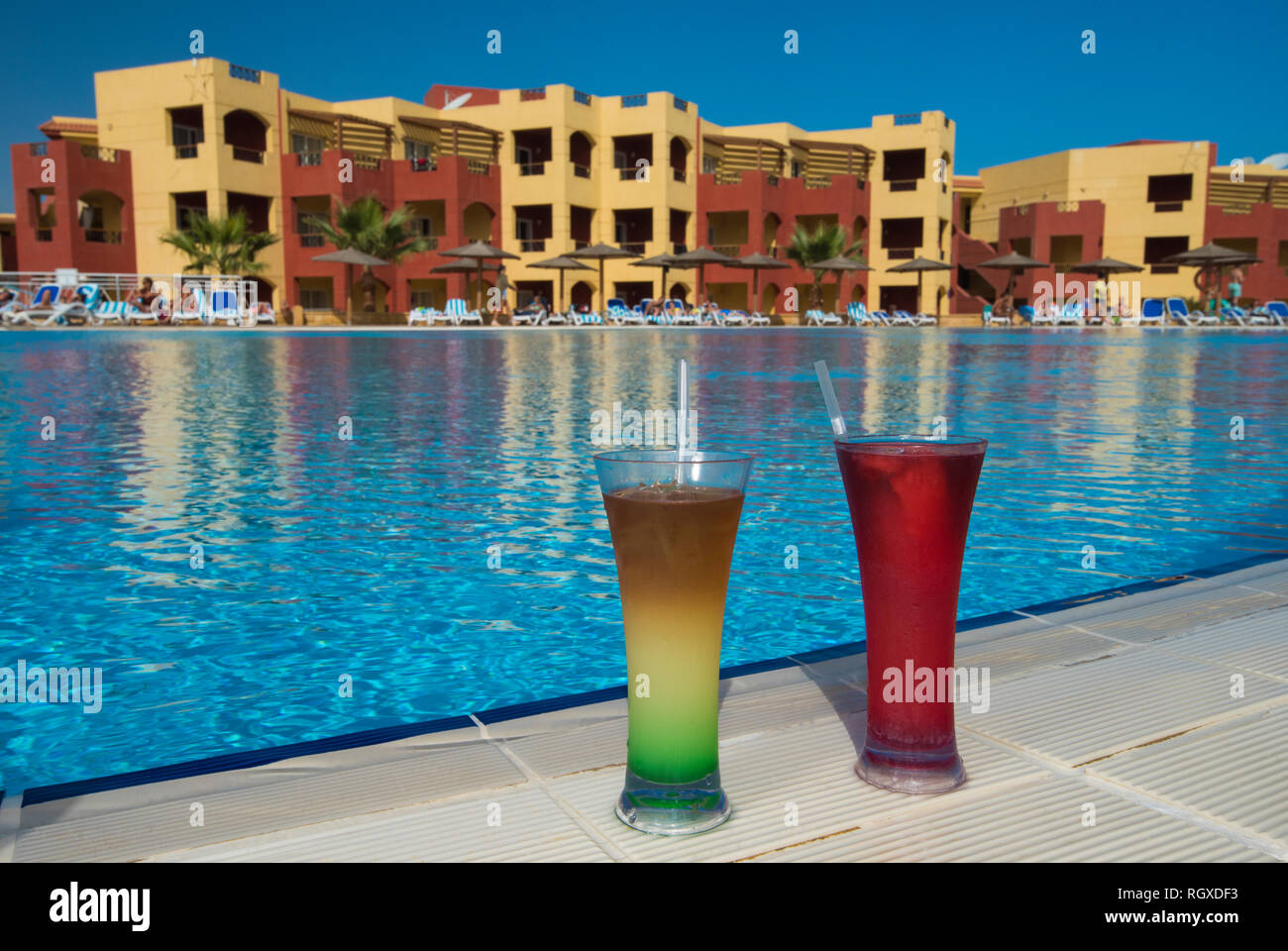 Vacation swimming pool drinks hi-res stock photography and images - Alamy