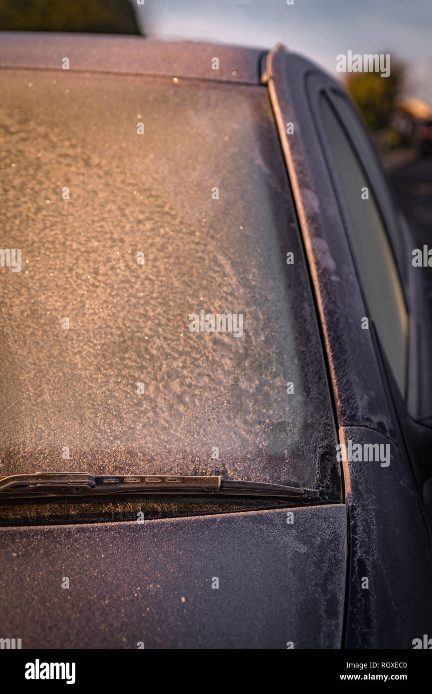Heavily frosted car windscreen Stock Photo - Alamy