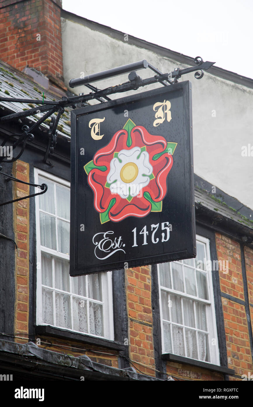 Tudor rose pub sign hi-res stock photography and images - Alamy