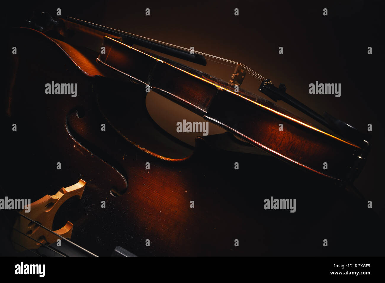 Classic violin hi-res stock photography and images - Alamy