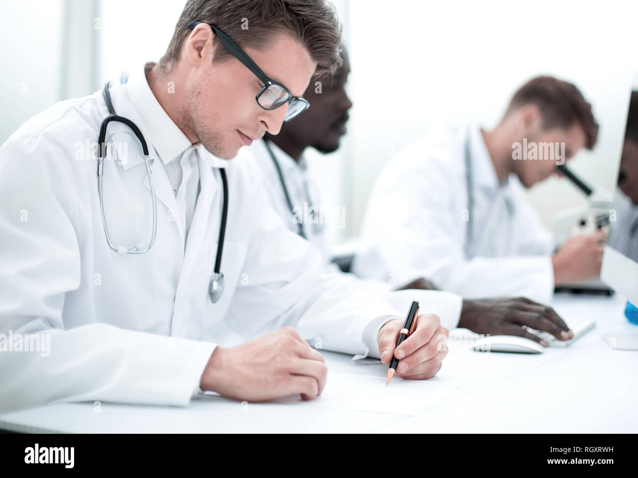 Group physicians sitting desk hi-res stock photography and images - Alamy