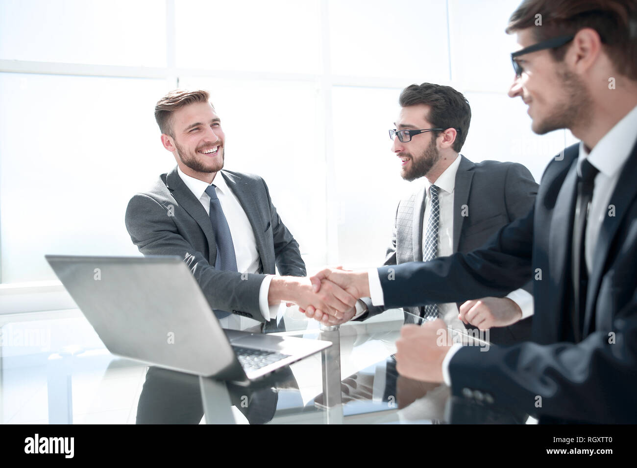 handshake employees at the Desk Stock Photo - Alamy