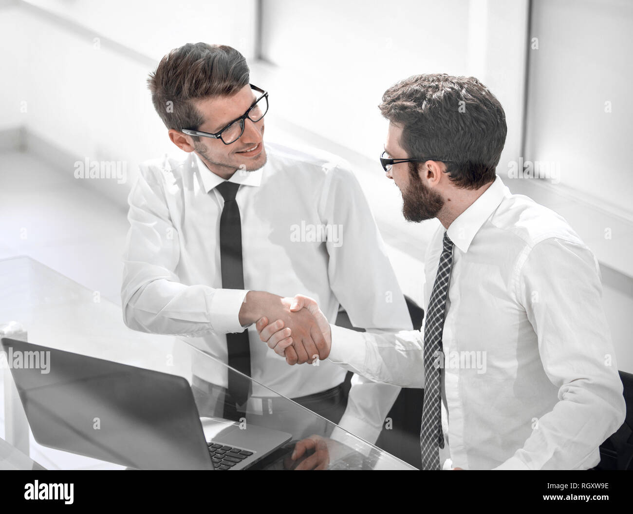 close up.employees shaking hands at the Desk Stock Photo - Alamy