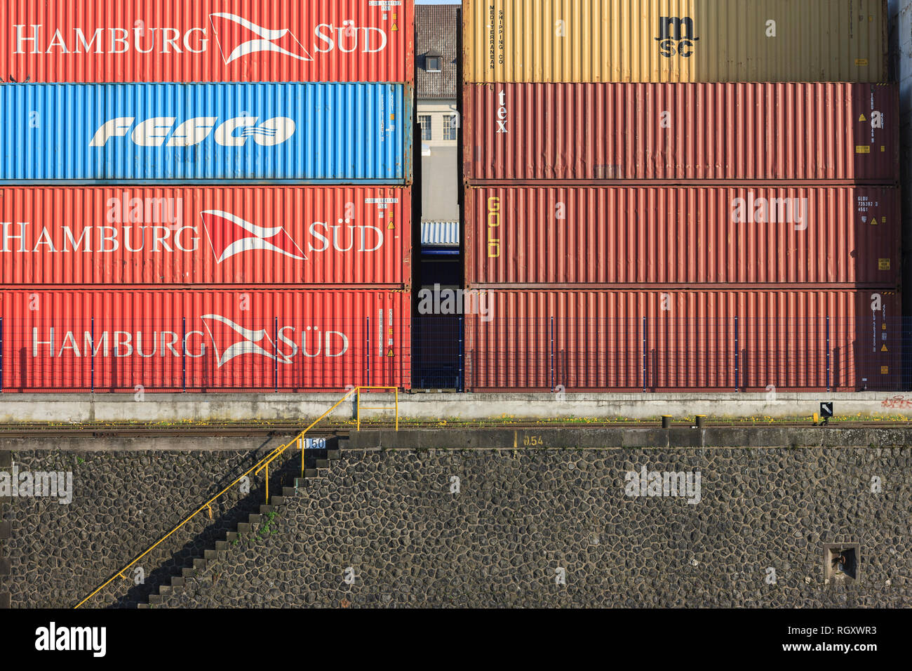 Containers on quayside hi-res stock photography and images - Alamy