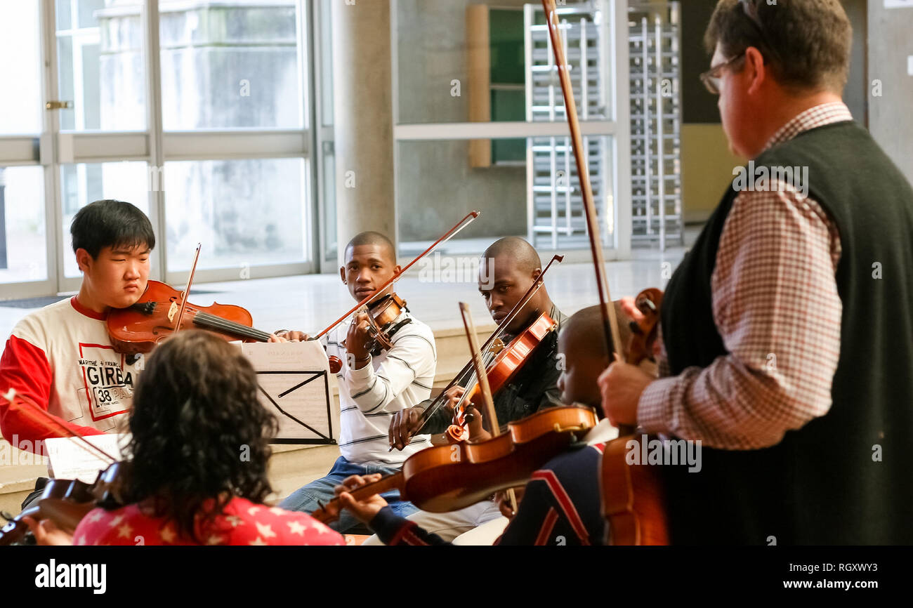 African teacher student violin hi-res stock photography and images - Alamy