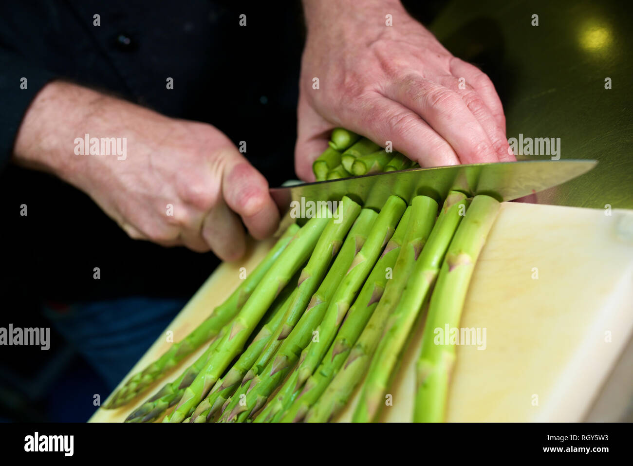 Preparation of vegetables in a restaurant Stock Photo - Alamy