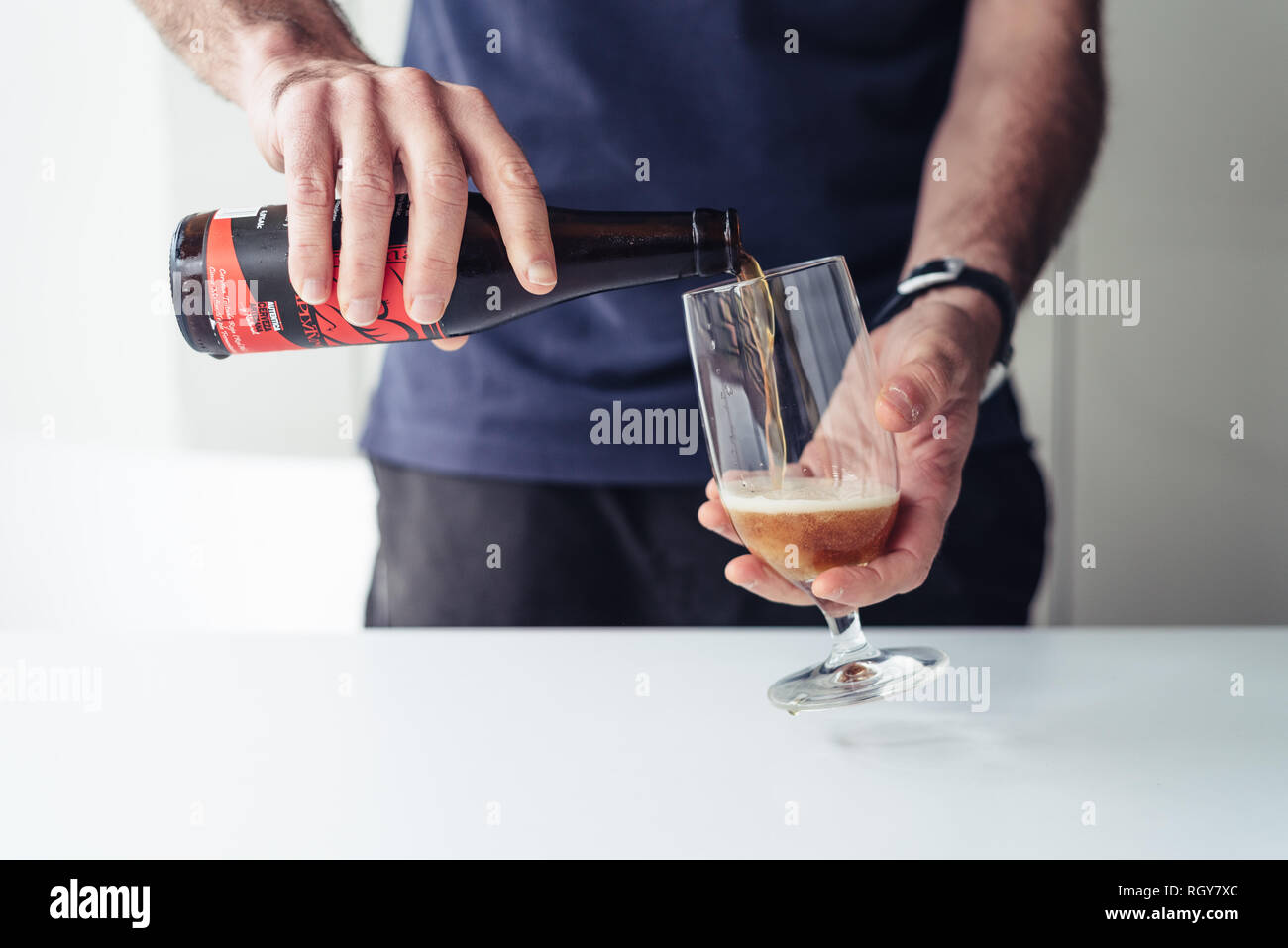 Beer pouring spain hi-res stock photography and images - Alamy