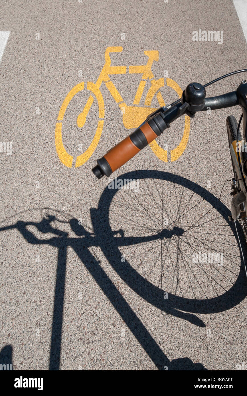 Bike route sing and bicycle hi-res stock photography and images - Alamy