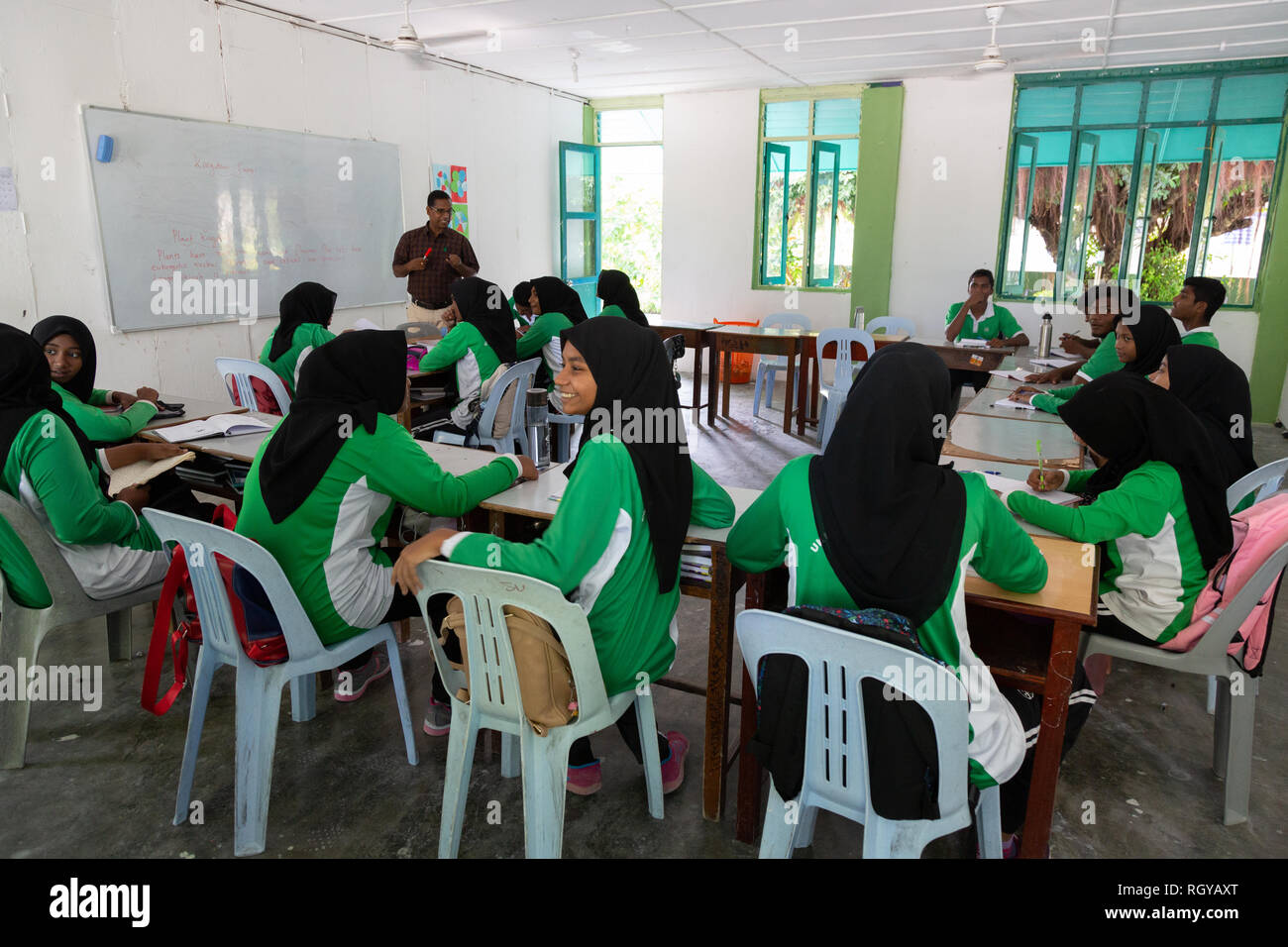 Children at desks in school classroom hi-res stock photography and ...