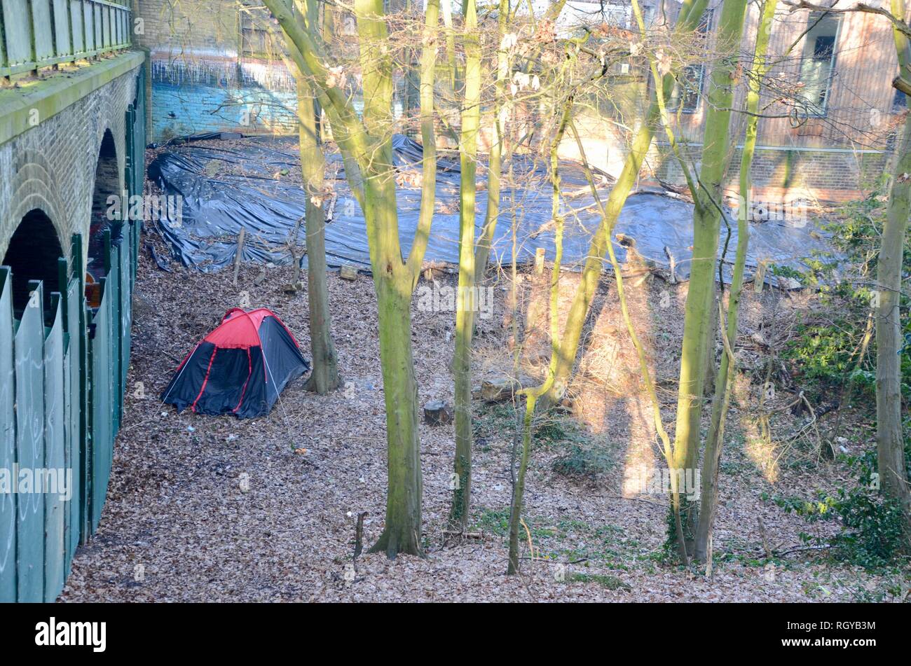 Homeless tent uk hi-res stock photography and images - Alamy
