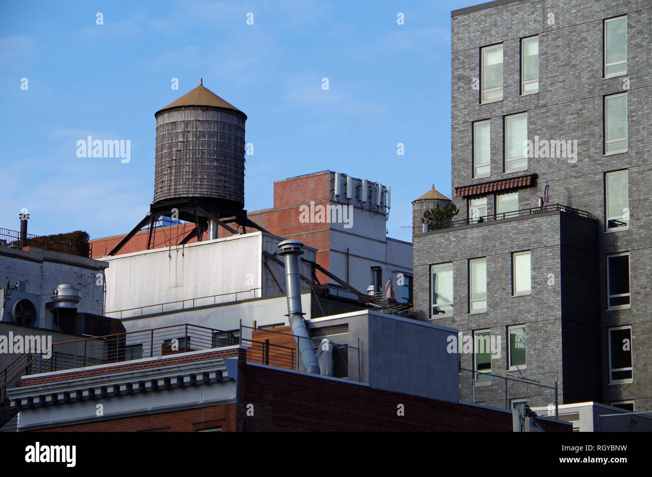 New York City roof top water tower Stock Photo - Alamy