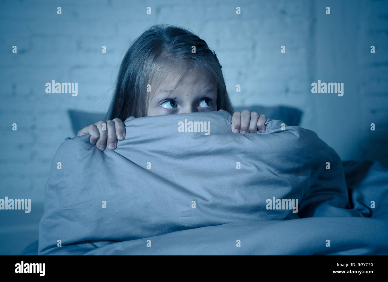 Kid afraid in dark hi-res stock photography and images - Alamy