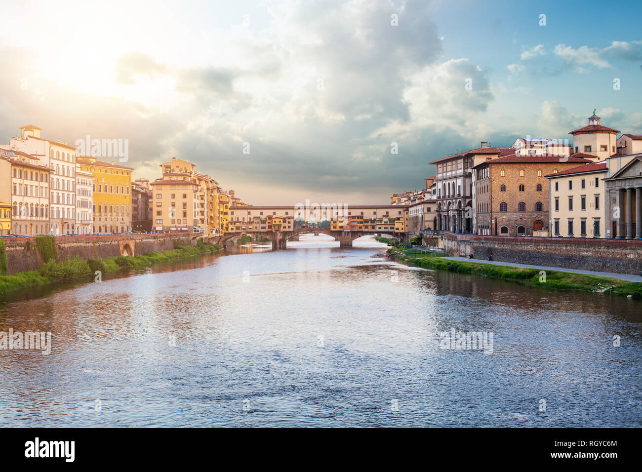 Firenze landmarks. View of stone bridge Ponte Vecchio and the Arno ...