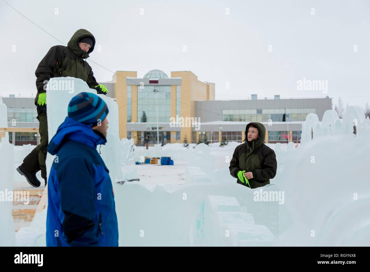 Ice camp workers hi-res stock photography and images - Alamy