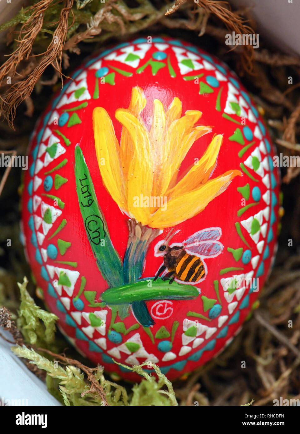 Sandkrug, Germany. 30th Jan, 2019. A painted hen's egg lies between ...