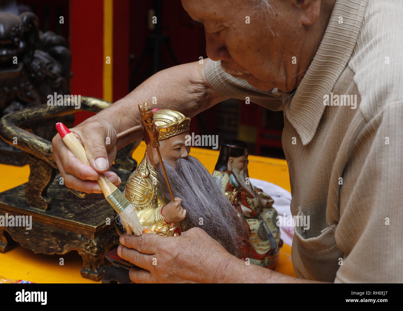 Cleaning statues hi-res stock photography and images - Alamy