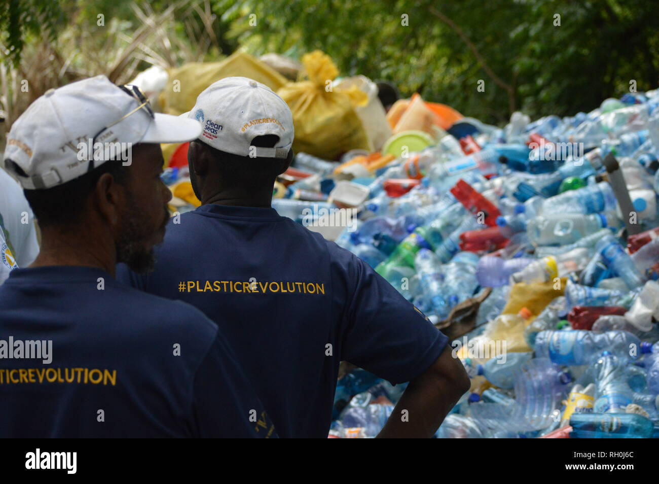 Mombasa, Mombasa, Kenya. 26th Jan, 2019. Onlookers are seen at a ...