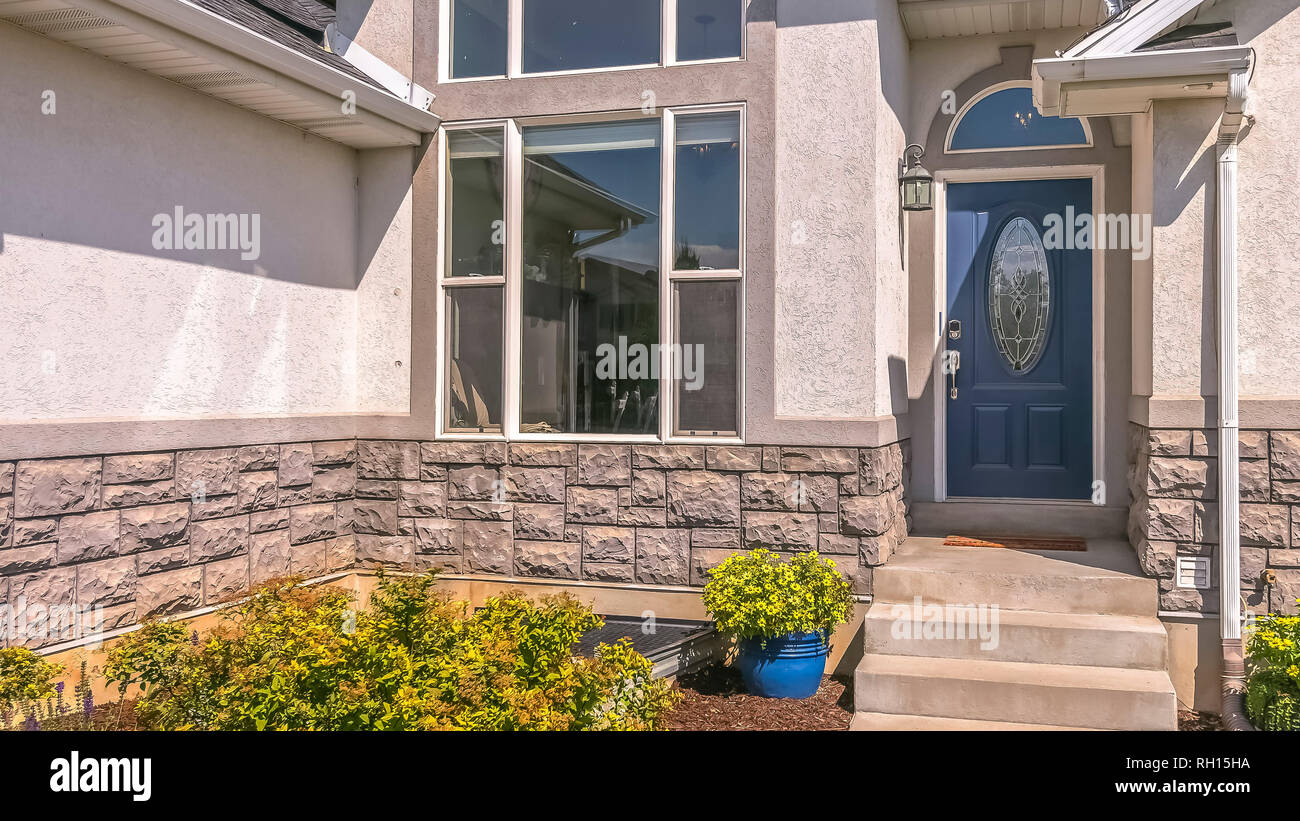 Exterior view of a home on a bright sunny day Stock Photo - Alamy