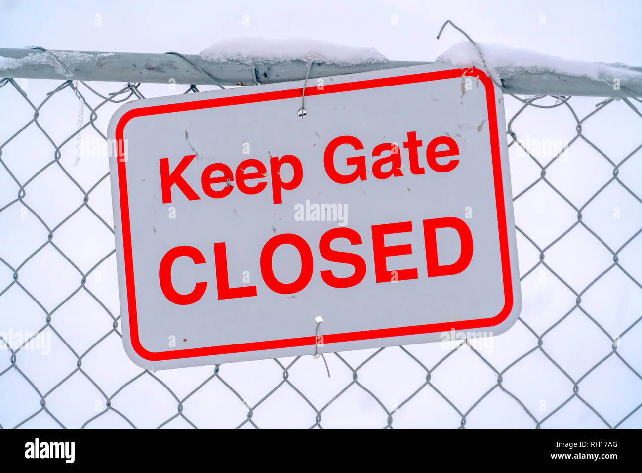Fence with Keep Gate Closed sign against snow Stock Photo - Alamy
