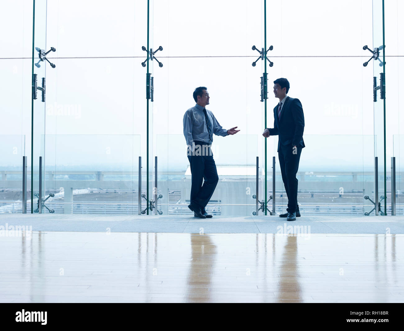 Silhouette two people talking hi-res stock photography and images - Alamy