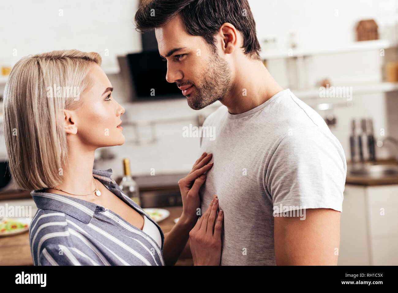 Romantic boyfriend and girlfriend hi-res stock photography and images ...