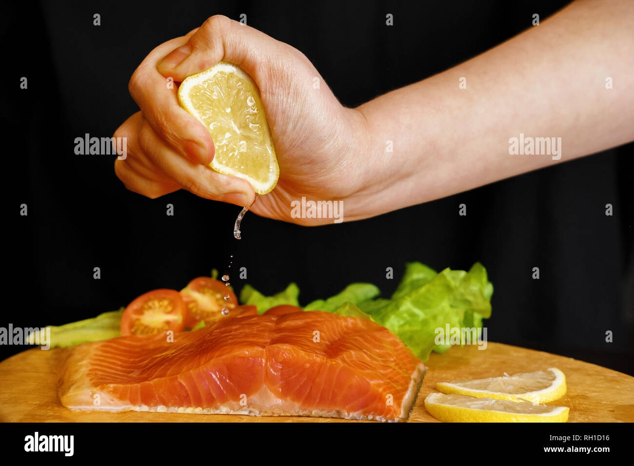 Man squeezing fresh lemon juice hi-res stock photography and images - Alamy