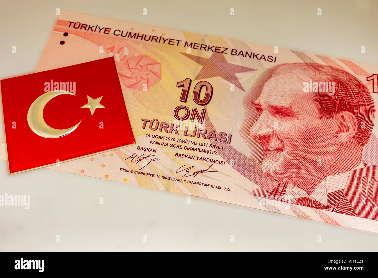 close up turkish banknote with turkish flag Stock Photo - Alamy
