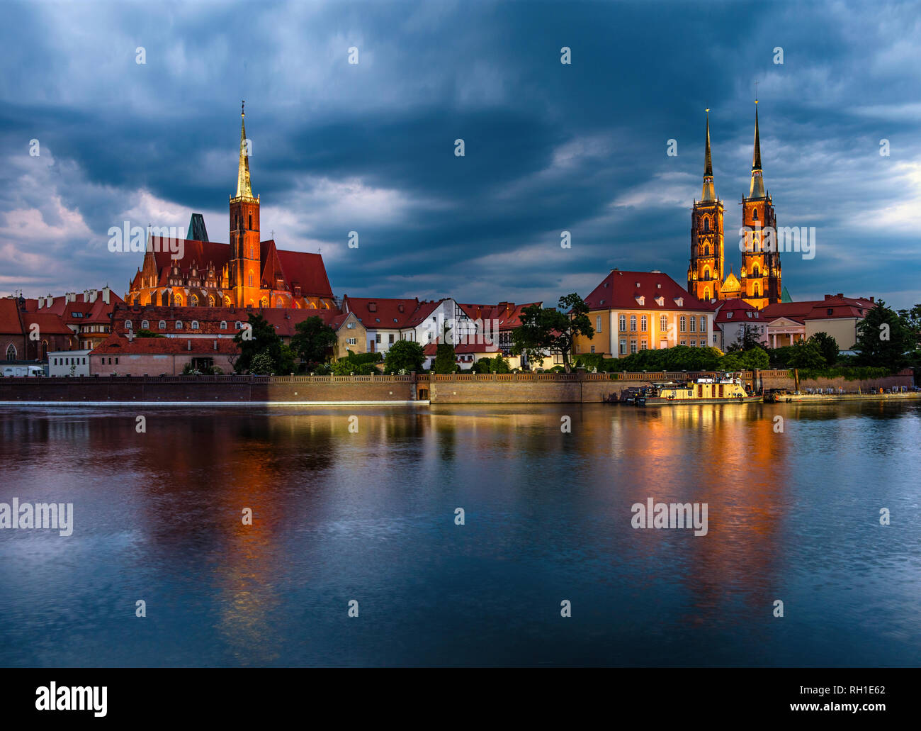 Night view on Wroclaw Cathedral (Cathedral of St. John the Baptist ...
